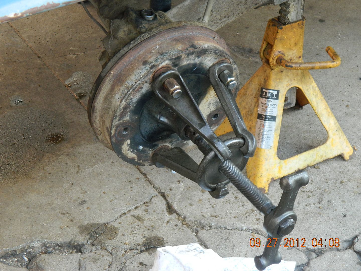 TheSamba.com :: Bay Window Bus - View topic - Rear drum stuck on axle ...